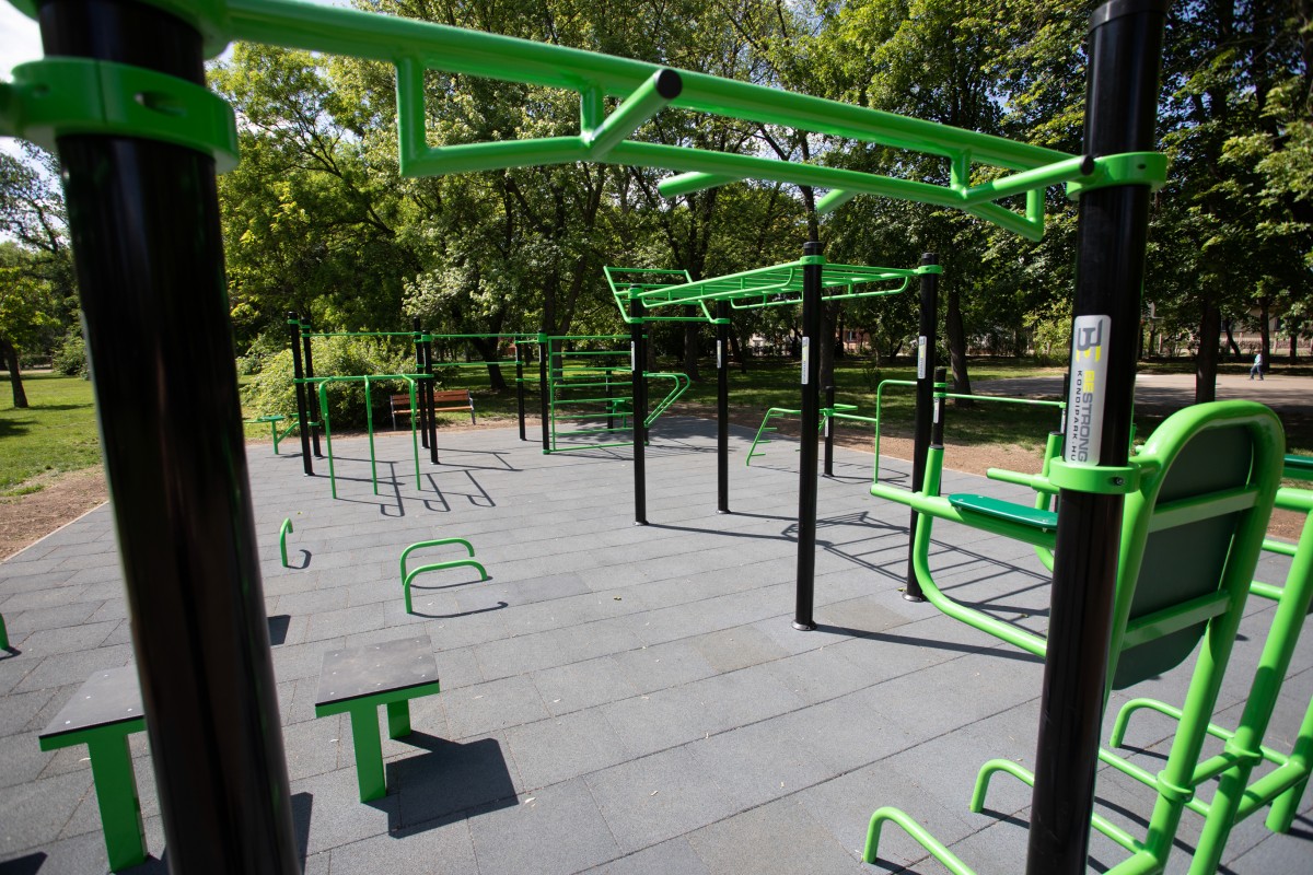 Elkészült egy kondipark, még öt debreceni helyszínen építenek hasonlót