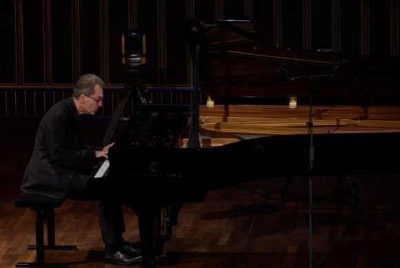 Várjon Dénes szólóestjével folytatódik a az MVM Koncertek - A Zongora ...
