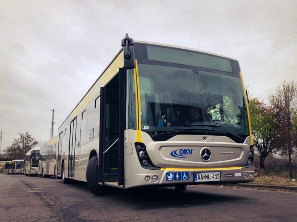 Lezárt egy debreceni utcát a katasztrófavédelem, a busz is ...