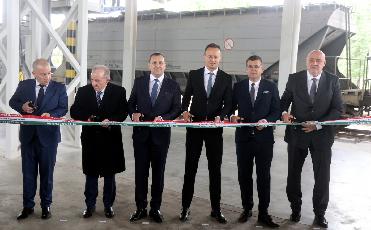 Felavatták Kisvárdán a Transit-Speed Kft raktárcsarnokát